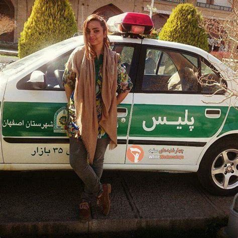 نه به حجاب اجباری درست کنار ماشین پلیس عکس طرفداری