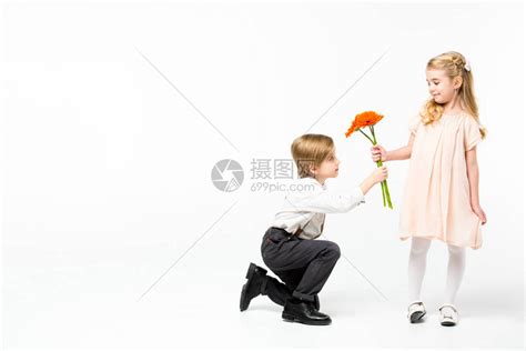 小男孩站在膝盖上给孤立在白边的可高清图片下载 正版图片502708144 摄图网