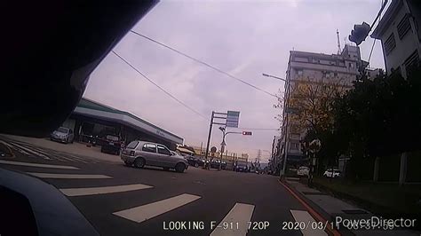 小姐，我綠燈直行ㄟ，你給我從全家出來，方向燈沒打，後照鏡沒看，連轉頭看一下你也沒看，會不會有點誇張，我差點撞到你ㄟ，不就好險我有煞車，閃你