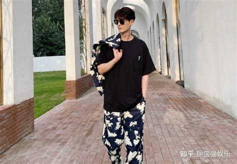 44岁郭品超宣新恋情！两人甜蜜合照，比他小19岁，看似似同龄人 知乎