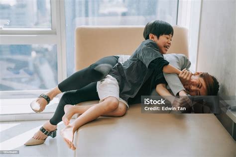 아시아 중국어 어머니 부모 간질 재생 와 그녀의 아들 에 집에서 거실 껴안고 에 소파 아들에 대한 스톡 사진 및 기타 이미지
