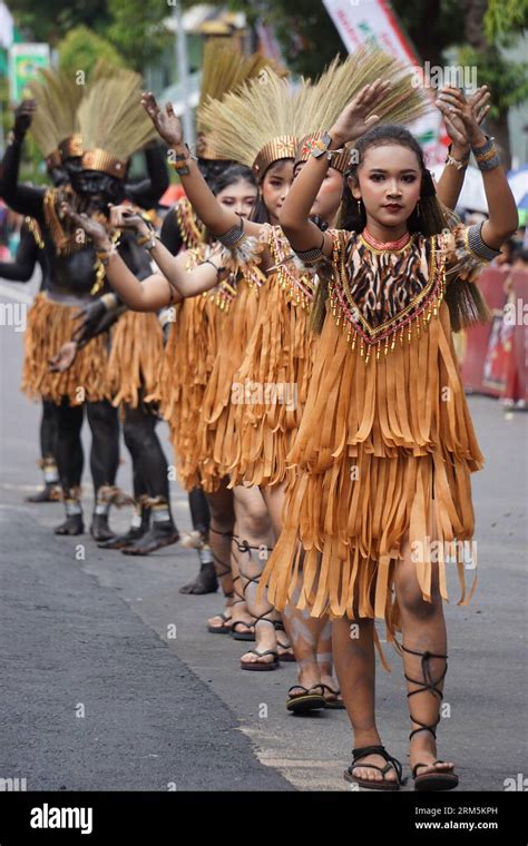 Balada Cendrawasih Dance Hi Res Stock Photography And Images Alamy