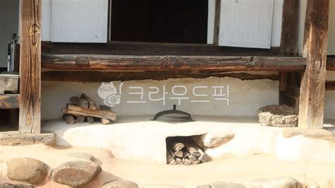 마당 아궁이 장작 툇마루 돌 사진 이미지 일러스트 캘리그라피 앨리작가