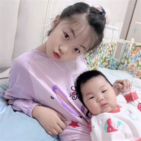 张沈心然被清华大学录取后，捐出10万元奖学金，真是人美心善同学专业文科