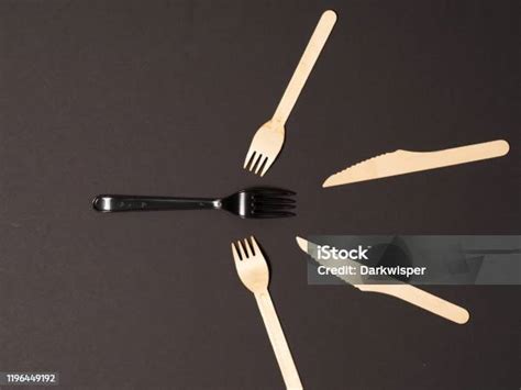 검은 종이 배경에 환경 일회용 목재 식기로 둘러싸인 일회용 플라스틱 포크 비 플라스틱 개념 가정 생활에 대한 스톡 사진 및 기타