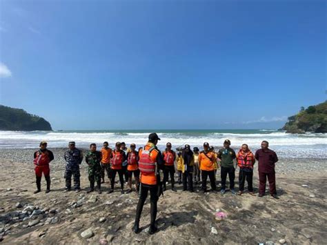 Perahu Terbalik Dihantam Ombak Di Kebumen 1 Orang Hilang
