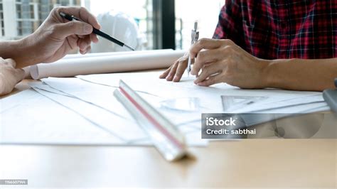 엔지니어 또는 건축 프로젝트 두 개의 엔지니어링 또는 건축가 169에 대한 스톡 사진 및 기타 이미지 169 건설 산업 건설업자 Istock