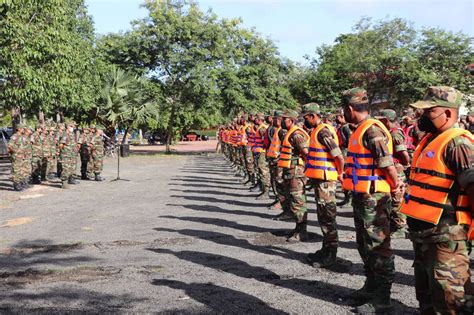 មេបញ្ជាការ តំបន់ ប្រតិបត្តិការសឹករងកំពង់ធំ ត្រួតពិនិត្យកងកម្លាំងសម្ភារៈប្រើប្រាស់