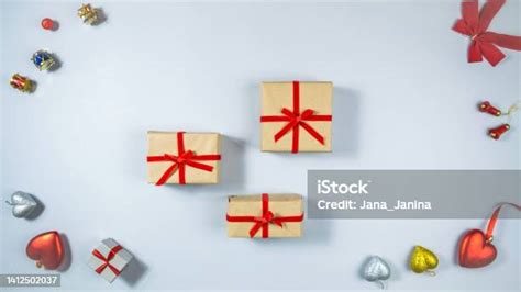 밝은 회색 배경에 축제 프레임에 빨간 리본으로 묶여 세 선물 상자 3가지 개체에 대한 스톡 사진 및 기타 이미지 3가지 개체 선물 상자 Overhead Crane