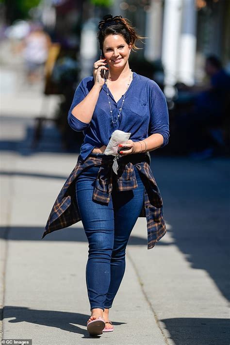 Lana Del Rey Cuts A Casual Figure In Jeans And Flip Flops As She Enjoys