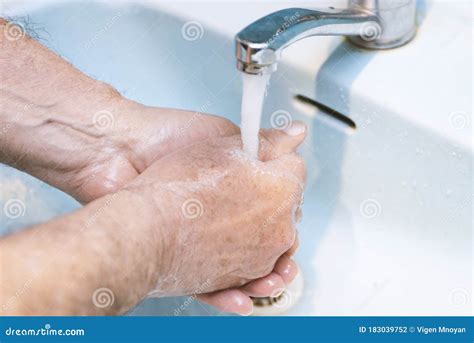 Man Wast Zijn Handen Stock Foto Image Of Binnen Handen 183039752