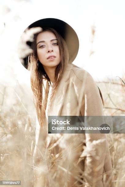 키가 큰 잔디와 필드에서 여자의 뷰티 아트 초상화 깨끗한 피부 자연 화장품과 메이크업 패션 모델 가을에 대한 스톡 사진 및 기타 이미지 Istock