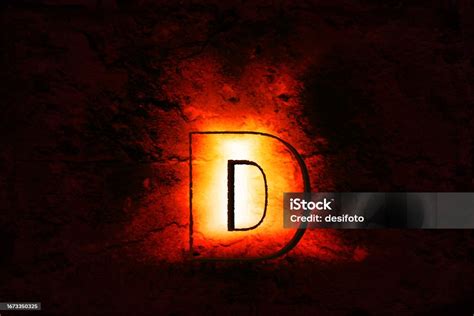 생생한 밝은 노란색 주황색 빨간색 치열한 진한 빨간색 또는 적갈색 검정색 그라데이션 색상 추상적인 수평 불 같은 벡터 금이 간 질감 효과 화산 용암과 같은 3d 배경 중간에