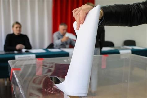 Urny gotowe lokale wyborcze otwarte Rozpoczęły się wybory samorządowe