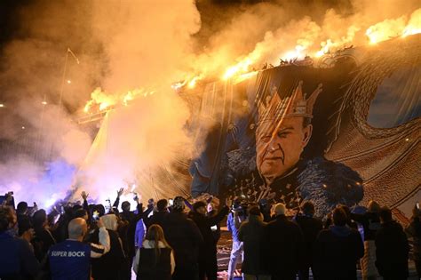 Super Dragões Homenageiam Pinto Da Costa Com Tarja Junto Ao Estádio Do