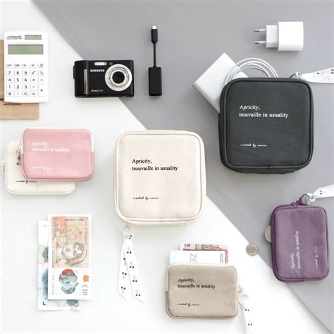 아이코닉디자인 코트니 케이블 파우치 4colors 전자기기 카메라 보조배터리 충전기 생리대 여성용품 화장품 메이크업 심플 깔끔한 미니 선물