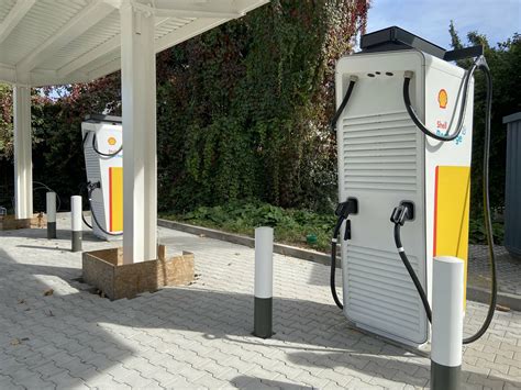 Vier neue E Ladesäulen bei Shell Tankstelle am St Barbara Ufer