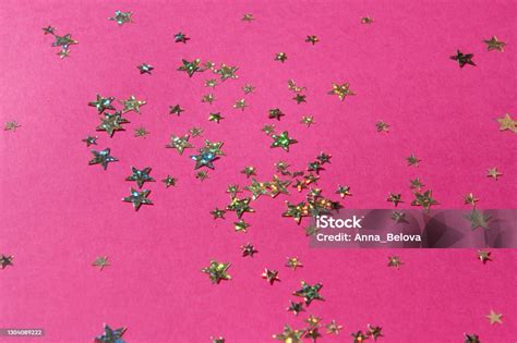 明るいピンクの背景に光沢のある星お祝いの背景フラットレイ お祝いのストックフォトや画像を多数ご用意 お祝い まぶしい アメリカ