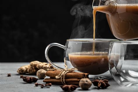 회색 배경에 우유와 향신료가 있는 전통적인 인도 마살라 차이 차의 유리 컵 배너 메뉴 텍스트 레시피 장소 상위 뷰 가지 식물 부위에 대한 스톡 사진 및 기타 이미지 Istock