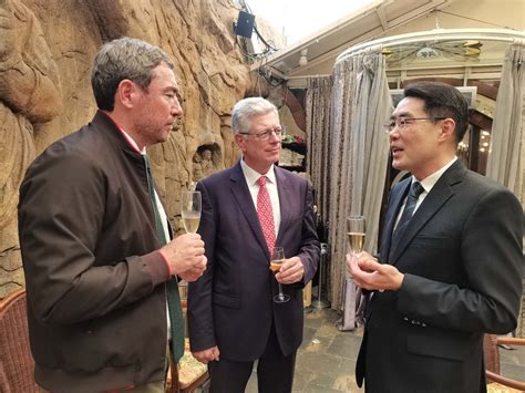 驻巴塞罗那总领事朱京阳会见西班牙学者 — 中华人民共和国驻巴塞罗那总领馆