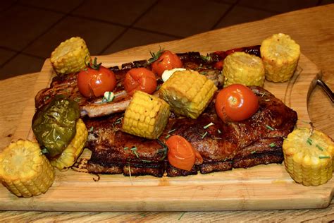 Holzfäller Steaks mit Mais Tomaten und Pimentos vom Mini Egg