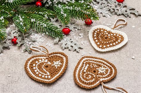 크리스마스 배경입니다 새해 전나무 나무 개 장미 신선한 잎 크로 셰 뜨개질 생강 쿠키 마음과 인공 눈 돌 콘크리트 배경 0명에 대한 스톡 사진 및 기타 이미지 Istock