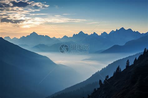 日出山间的美丽景观高清图片下载 正版图片600449418 摄图网