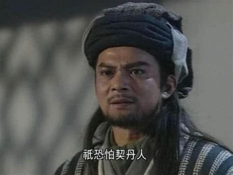 为什么乔峰总戴着帽子，是藏音响吗？黄日华脱下帽子网友心碎了！