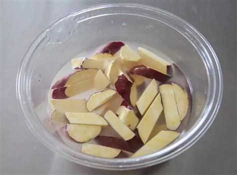おいも掘りのサツマイモで簡単おかず。サツマイモと鶏ももの甘辛炒め E・レシピ 12ページ