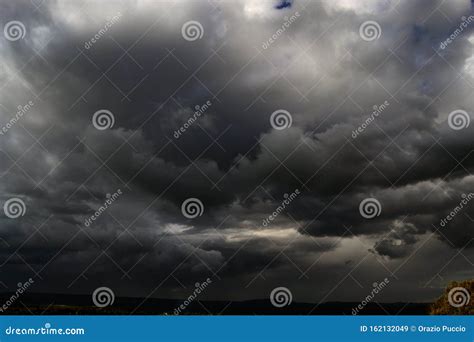 Het Landschap Met Zware En Grijze Wolken Van Een Zeer Sterke Storm