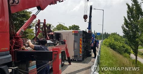 38명 탄 육군 버스 전도 4명 경상