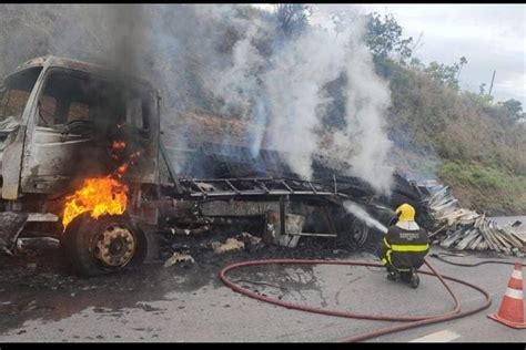 Motorista Morre Carbonizado Após Bater Na Traseira De Caminhão Em Sete