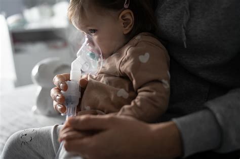 집에서 증기 흡입기 분무기를 사용하는 한 명의 어린이 유아 소녀 기침하기에 대한 스톡 사진 및 기타 이미지 기침하기 아기 어린 시절 Istock