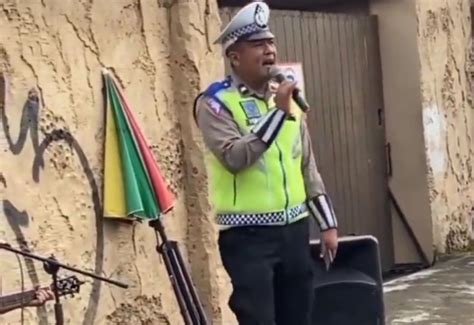 Viral Polantas Bernyanyi Diiringi Pengamen Jalanan Saat Tugas Dipuji