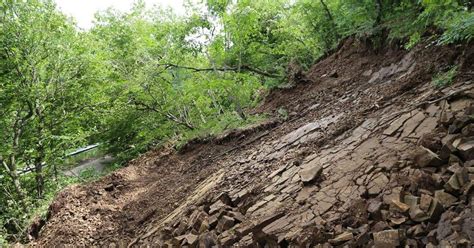 სტიქია დუშეთში ძლიერი წვიმების შედეგად სოფელ ხახმატთან კლდე ჩამოიშალა Metronome Ge