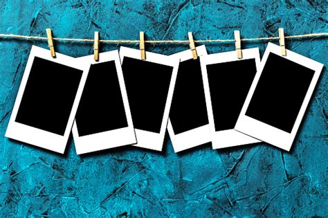 파란색 질감 배경에 밧줄에 매달려 빈 고립 된 공간이있는 여섯 개의 빈 빈티지 인스턴트 사진 프레임 사진 복사 및 붙여넣기 0명에 대한 스톡 사진 및 기타 이미지 Istock
