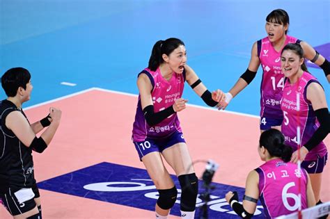 김연경 16점 맹폭 흥국생명 정규 우승 보인다2위 현대건설 완파