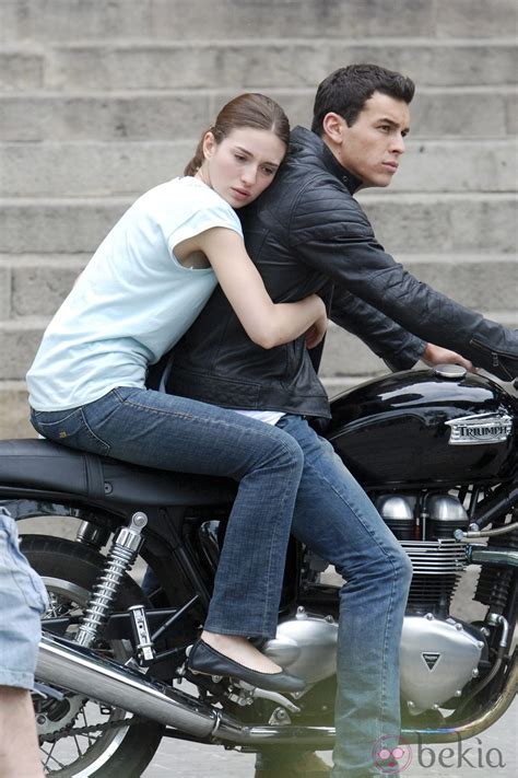 Mario Casas y María Valverde en el rodaje de Tres metros sobre el
