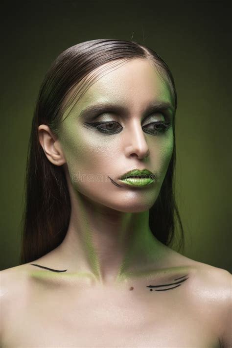Portrait De La Belle Fille De Torse Nu Sur Un Fond Rouge Photo Stock