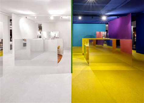 I29 Uses Mirrored Volumes To Create Temporary Exhibition Space