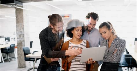 프로젝트에서 함께 일합니다 사무실에서 일하는 젊은 비즈니스 동료 사진 Unsplash의 세르비아 이미지