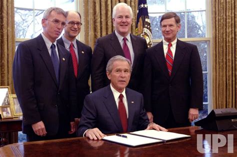 Photo President Bush Signs Executive Order Wap20051214519