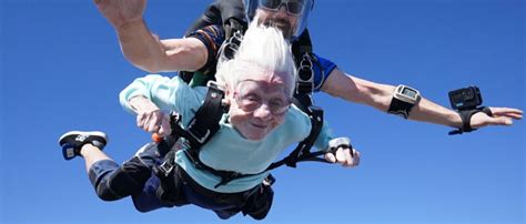 Abuelita salta de paracaídas a sus 104 años Atomix