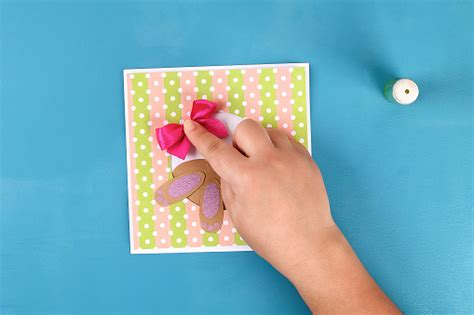 종이에서 Diy 부활절 카드 토끼 파란색 배경에 계란과 볼륨 인사말 카드입니다 3d Diy에 대한 스톡 사진 및 기타 이미지