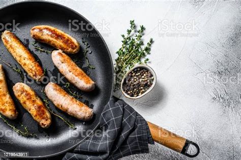 팬에 맛있는 수제 소시지 돼지고기 쇠고기 닭고기 회색 배경입니다 맨 위 보기 복사 공간 건강한 식생활에 대한 스톡 사진 및 기타