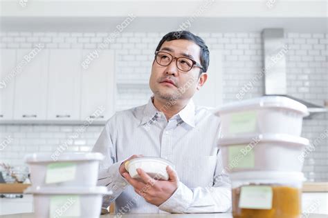 가정주방 주방 밀폐용기 중년남자 성인남자 혼밥 컨셉 간편식 음식 밥 아빠 이미지 Jv11344612 게티이미지뱅크