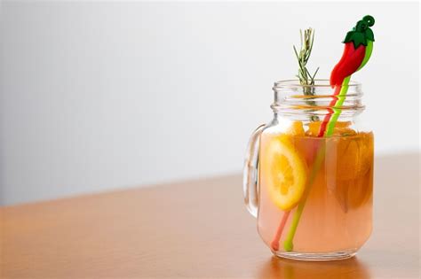 상쾌한 여름 칵테일로 채워진 유리 병은 충분한 복사 공간을 제공합니다 고명에 대한 스톡 사진 및 기타 이미지 고명 과일 냉동상태의 물 Istock