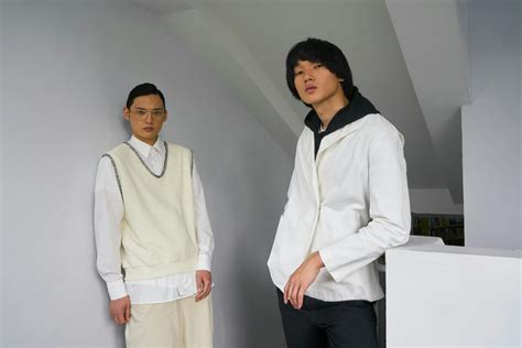 개인 스타일 고상한 꾸뛰르 남성 모델 남성 미용 남성 패션 남성복 남자 스타일 도시 패션 런웨이 매끄러운 매우 복잡한 모델 미니멀리스트 디자인 보그