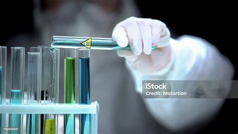 독 기호 생명 위험 시험관에서 액체를 추가 하는 실험실 노동자 Stem 주제에 대한 스톡 사진 및 기타 이미지 Stem 주제