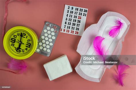 위생 패드 펜 달력 시계 핑크 개인 위생 여성 위생의 개념 중요한 날 혈액 주기 생리 주기 0명에 대한 스톡 사진 및 기타